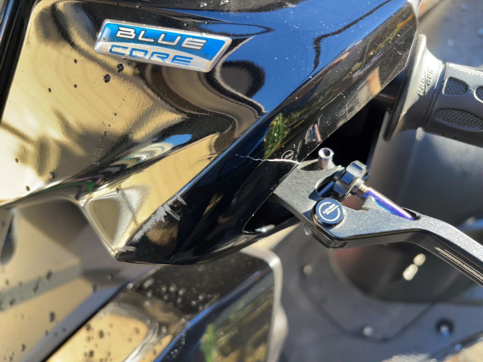 【DIY補修】シグナスグリファス、当て逃げの傷を「ド素人」が本気で直してみた！【塗装・ウレタンクリア編】 - シグナスXでGOGO